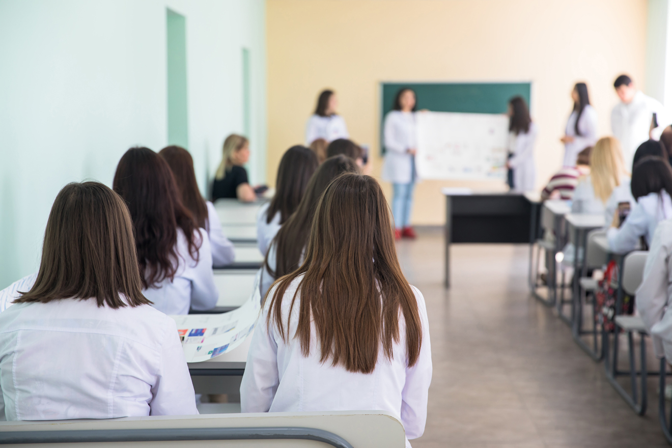 Aisha is doktersassistente - Neeltje Buis